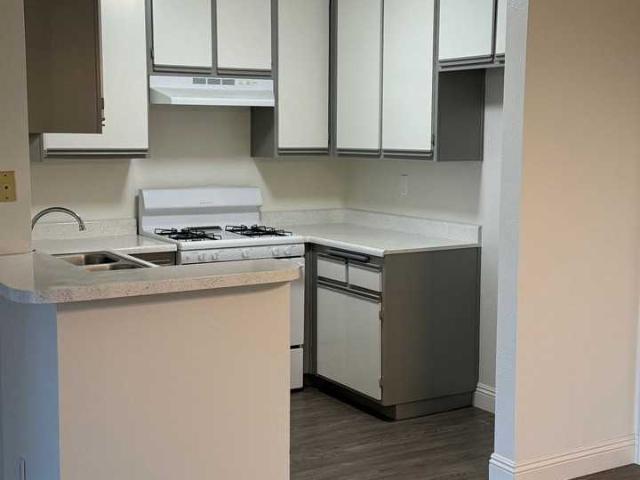 Prime Location | Clean & a Great Value Well 2 Bedroom Apartment for Rent at 1425 N Sierra Bonita Ave, Los Angeles, CA 90046 Hollywood Hills West