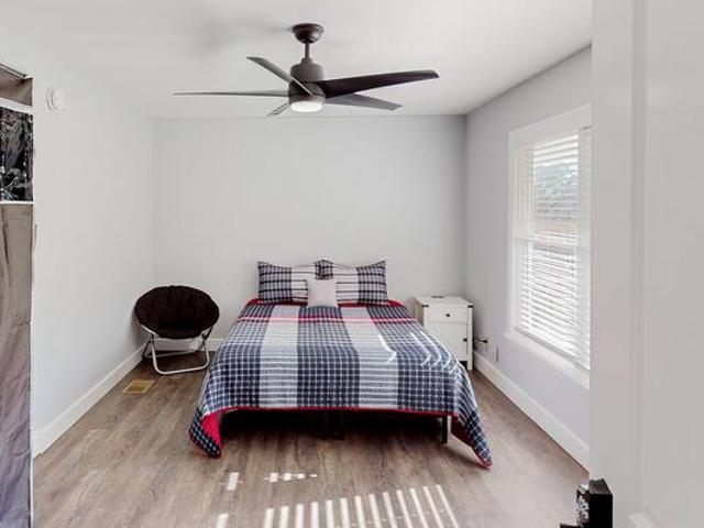 Prime location, right off I 20, comfortable & newly renovated Decatur House with Backyard and a Deck