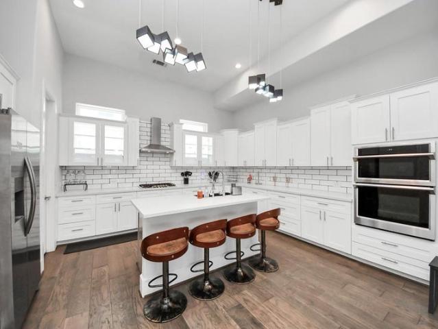 Prime Midtown Stay • Walk to Shops, Dining & Metro