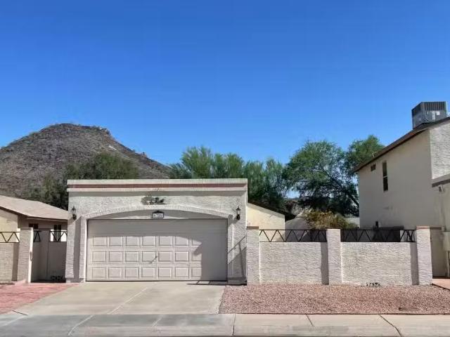 PRIME N PHX location single family 2 bed 2 bath home w massive.