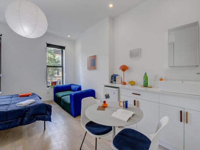 Vibrant ROOM at The Maison on Halsey