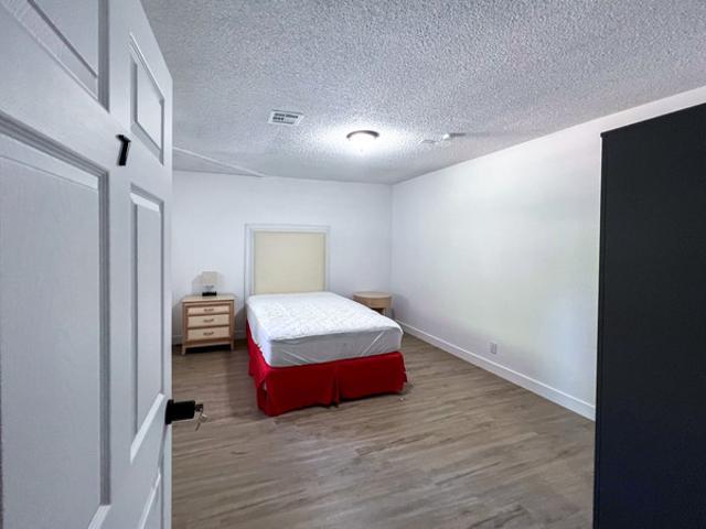 Prime Spot Near UNLV, Sunrise Hospital, Airport & Vegas Strip Near Tropicana & Eastern Ave, Close to Stores & Bus Routes