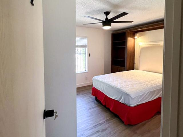 Prime Spot Near UNLV, Sunrise Hospital, Airport & Vegas Strip Near Tropicana & Eastern Ave, Close to Stores & Bus Routes