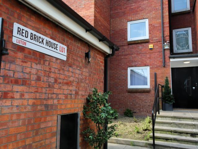 Prime Student Living: All Inclusive Room in Vibrant Luton Flat Share