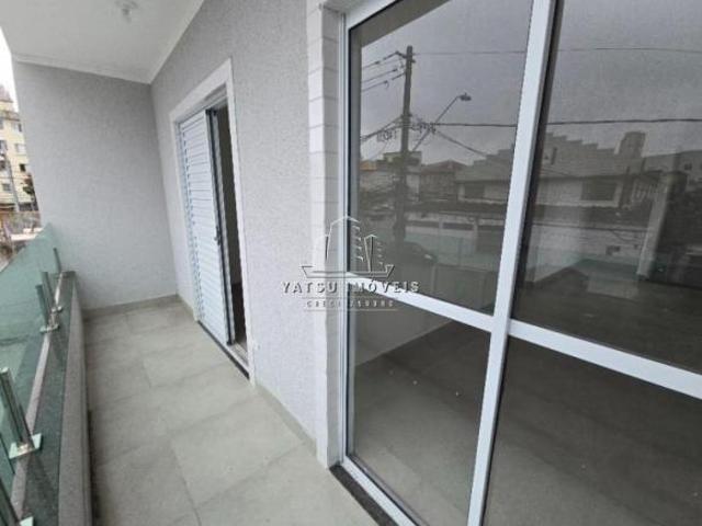 Primeira casa do condomínio, com sacada ampla em Bitaru, São Vicente/SP. Com 2 quartos, sala ampla