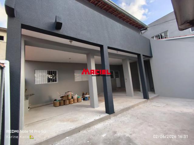 PRIMEIRA LOCAÇÃO! CASA COM PINTURA NOVA, VARANDA CHARMOSA E EXCELENTE LOCALIZAÇÃO