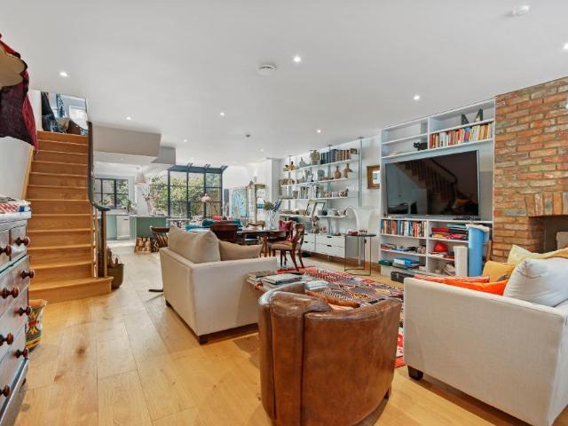 Primrose Hill NW1 3 bed maisonette to rent £8,125 pcm £1,875 pw