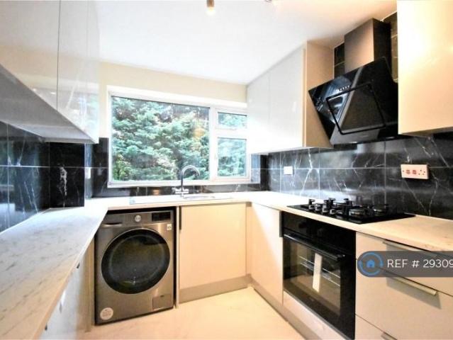 Prince Andrew Close, Maidenhead, SL6 3 bed flat to rent £1,900 pcm £438 pw