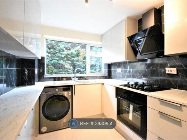 Prince Andrew Close, Maidenhead SL6, 3 bed flat to rent, £1,900 pcm | PrimeLocation