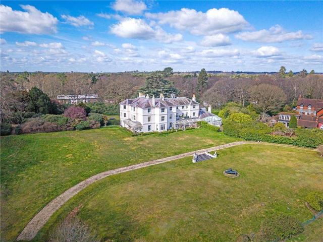 Prince Albert Drive, Ascot. 4 bed penthouse to rent £4,250 pcm £981 pw