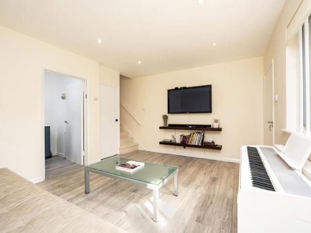 Prince Albert Road, London NW8 1 bed detached house to rent £2,708 pcm £625 pw