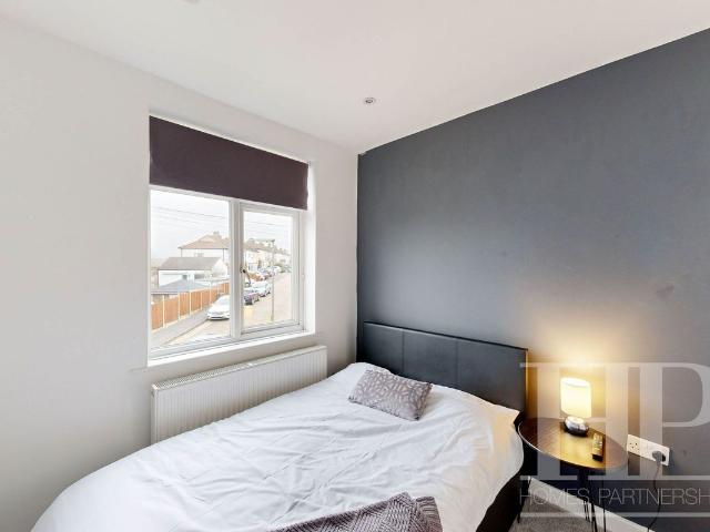 Prince Albert Square, Redhill RH1, Room to rent, £750 pcm | PrimeLocation