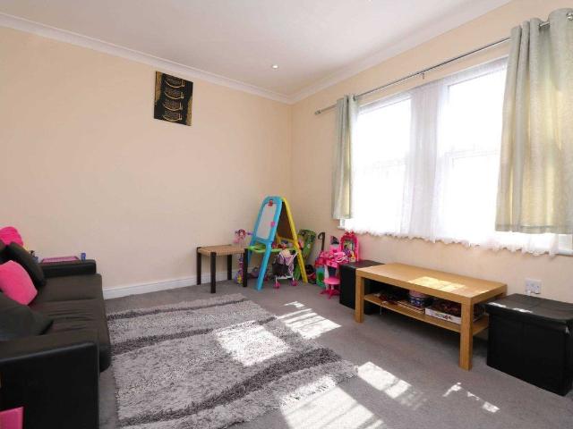 Prince Of Wales Ave, Reading RG30, 1 bed flat to rent, £1,100 pcm | PrimeLocation