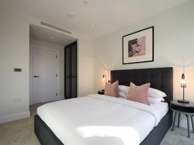 Prince of Wales Drive, London, SW11 1 bed apartment to rent £3,150 pcm £727 pw