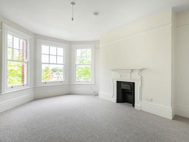 Prince Of Wales Drive, London, SW11 2 bed flat to rent £2,850 pcm £658 pw