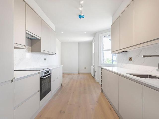 Prince Of Wales Drive, London, SW11 2 bed flat to rent £3,050 pcm £704 pw