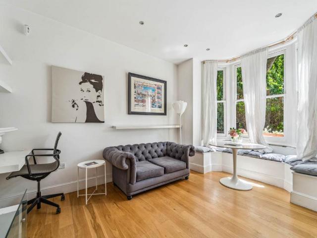 Prince of Wales Drive, London, 2 bed flat to rent £3,100 pcm £715 pw