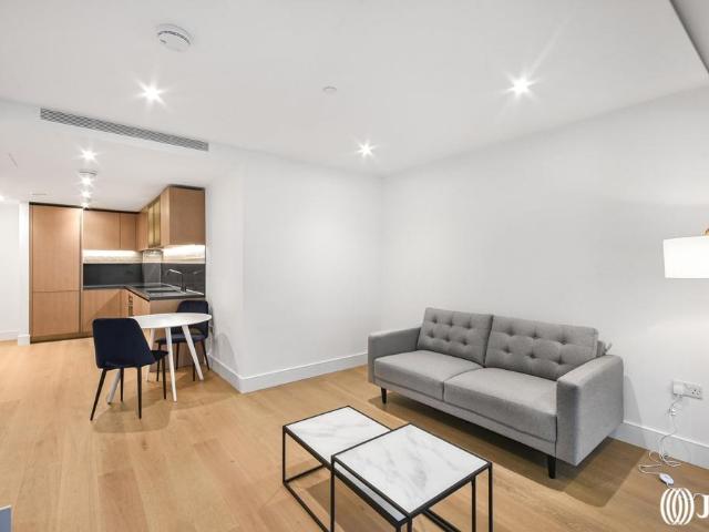 Prince of Wales Drive SW11 1 bed apartment to rent £3,250 pcm £750 pw