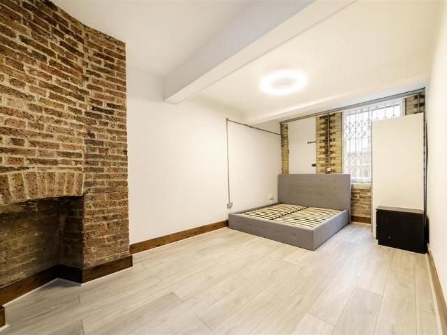 Prince Of Wales Passage, London NW1 3 bed apartment to rent £4,000 pcm £923 pw