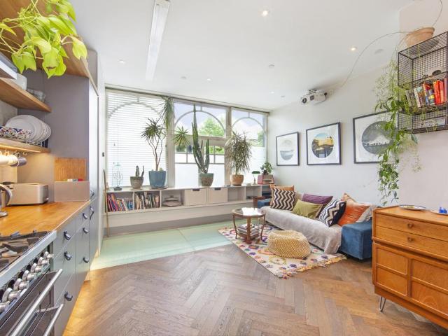 Prince Of Wales Road, Kentish Town. 1 bed flat to rent £2,250 pcm £519 pw