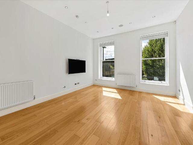 Prince Of Wales Road, London NW5, 2 bed flat to rent, £3,250 pcm | PrimeLocation