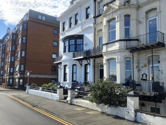 Prince Of Wales Terrace, Deal, Kent. 2 bed apartment to rent £1,050 pcm £242 pw