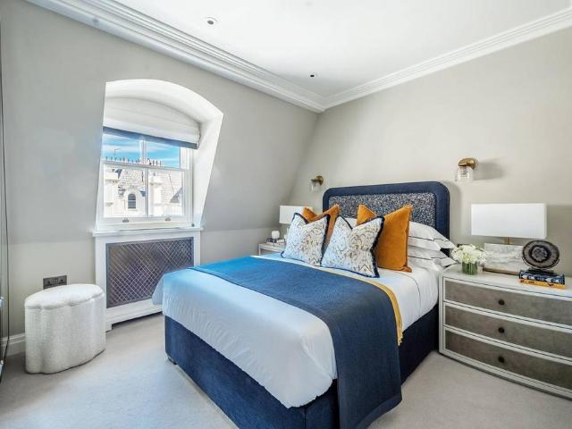 PRINCE OF WALES TERRACE, High Street. 3 bed penthouse to rent £30,333 pcm £7,000 pw