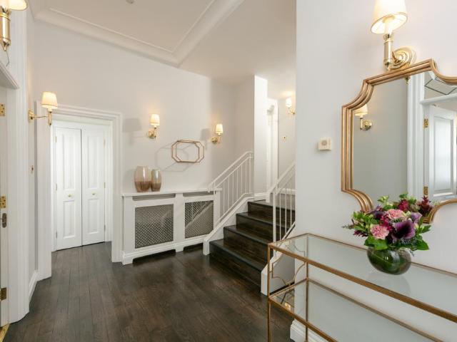 Prince of Wales Terrace, Kensington. 3 bed apartment to rent £8,233 pcm £1,900 pw