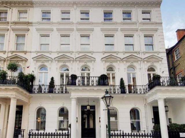 Prince of Wales Terrace, London, W8 2 bed apartment to rent £12,068 pcm £2,785 pw