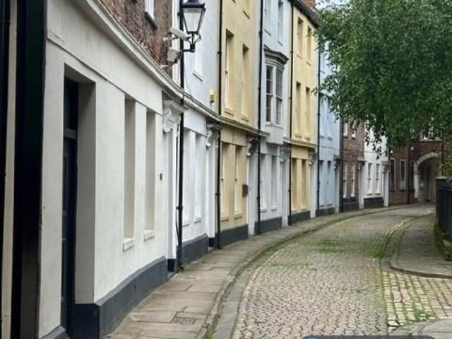 Prince Street, Hull, HU1 4 bed flat to rent £1,000 pcm £231 pw