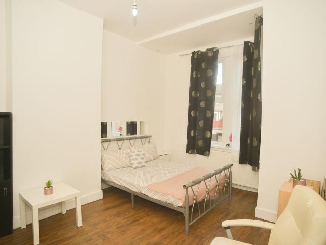 Prince Regent Lane, London E16, Room to rent, £851 pcm | PrimeLocation