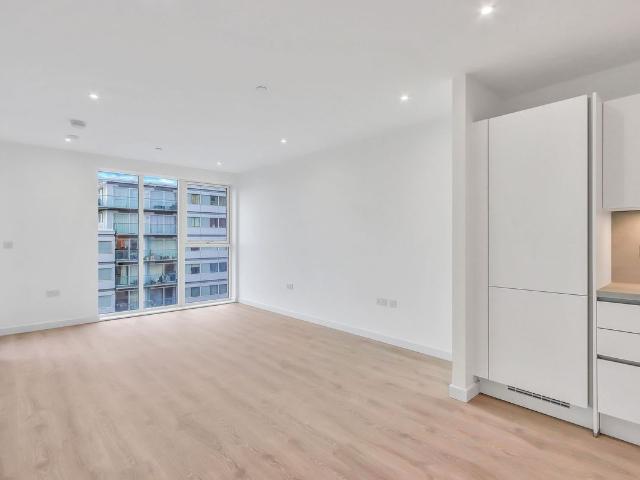 Prince Regent Road, Croxby House TW3, 1 bed flat to rent, £1,750 pcm | PrimeLocation