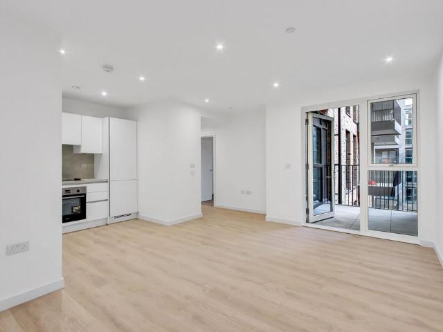 Prince Regent Road, Hounslow TW3 1 bed flat to rent £1,750 pcm £404 pw