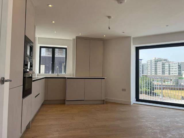 Prince Regent Road, Hounslow TW3 1 bed flat to rent £1,900 pcm £438 pw