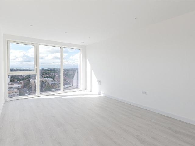 Prince Regent Road, Hounslow TW3 2 bed apartment to rent £2,500 pcm £577 pw