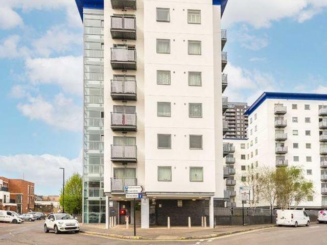 Prince Regent Road, Hounslow TW3 2 bed flat to rent £1,900 pcm £438 pw