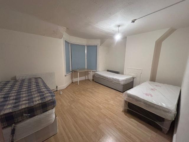 Princes Avenue, Watford WD18, Studio to rent, £1,000 pcm | PrimeLocation