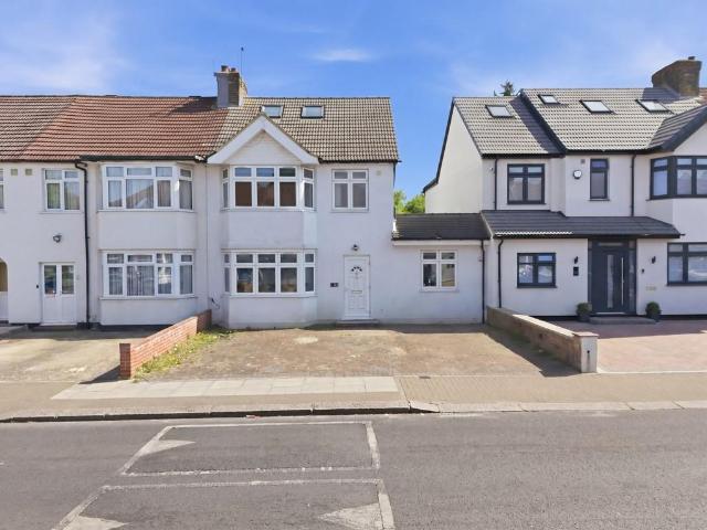 Princes Avenue, London 4 bed semi detached house to rent £3,350 pcm £773 pw