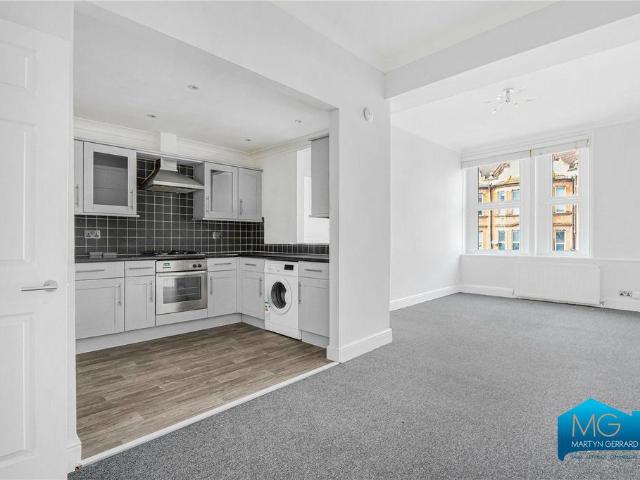 Princes Avenue, London, N3 3 bed apartment to rent £2,500 pcm £577 pw