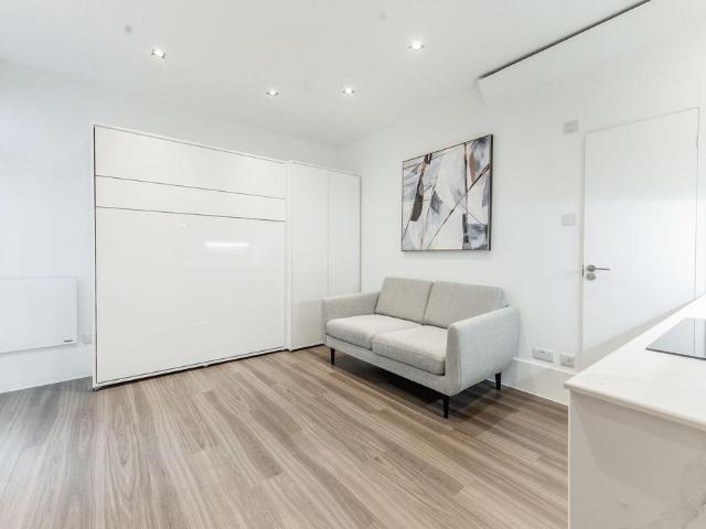 Princes Gate, Kensington, SW7 Studio to rent £1,950 pcm £450 pw
