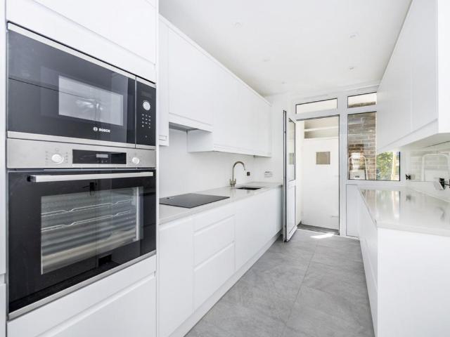Princes Gate, London, SW7 3 bed flat to rent £7,250 pcm £1,673 pw
