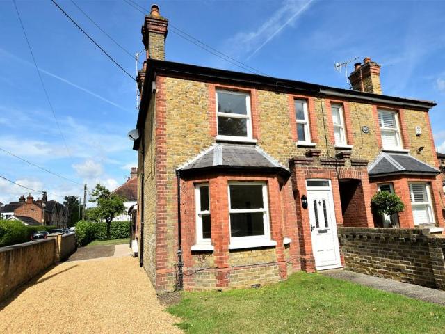 Princes Road, Bourne End, SL8 3 bed semi detached house to rent £2,300 pcm £531 pw