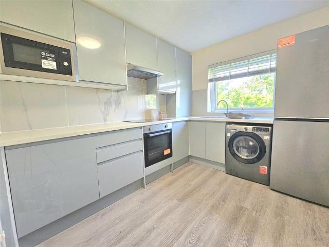 Princes Road, Romford, Essex, RM1 2 bed apartment to rent £1,650 pcm £381 pw