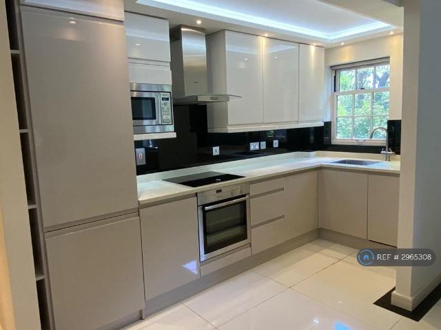 Princes Road, Weybridge, KT13 1 bed flat to rent £1,650 pcm £381 pw