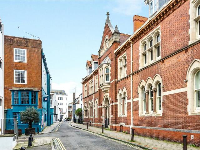 Princes Street, Brighton, East. 2 bed apartment to rent £2,500 pcm £577 pw