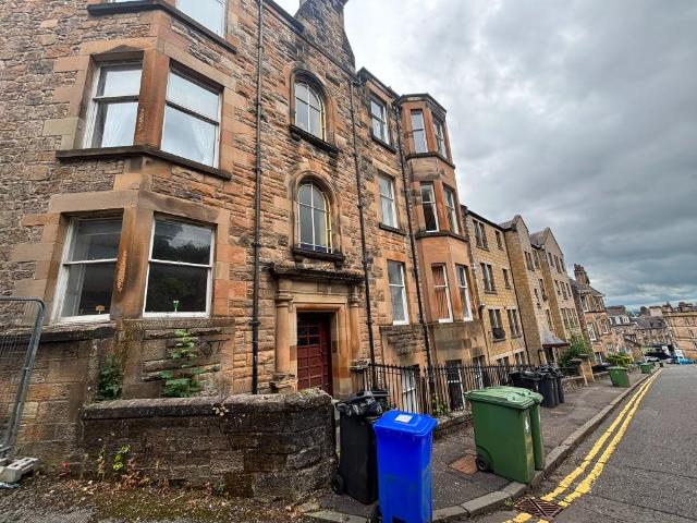 Princes Street, Stirling Town. 3 bed flat to rent £1,800 pcm £415 pw