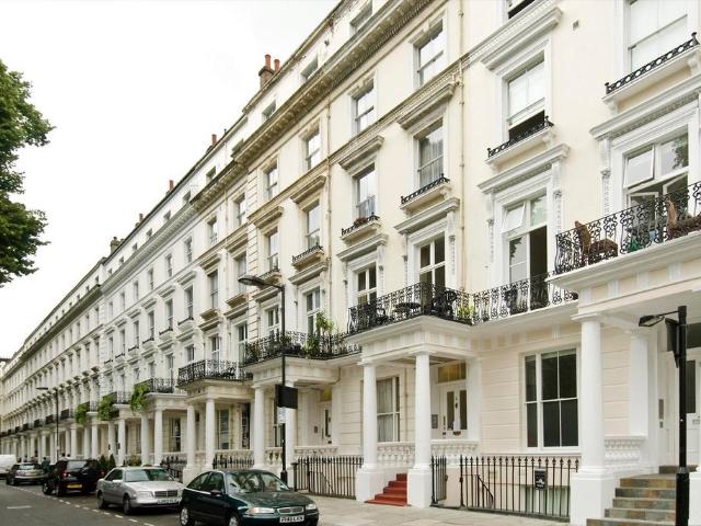 Princes Square, London, W2 2 bed flat to rent £4,000 pcm £923 pw