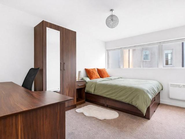 Princess Victoria Street, Bristol BS8 4 bed apartment to rent £2,500 pcm £577 pw