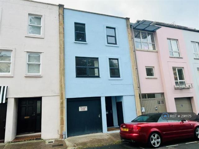 Princess Victoria Street, Bristol, BS8 4 bed terraced house to rent £3,000 pcm £692 pw