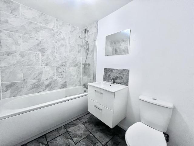 Princess Close, Gedling NG4, 2 bed flat to rent, £850 pcm | PrimeLocation